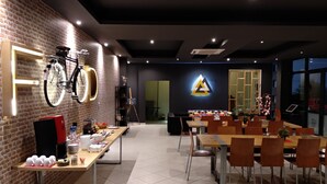 Uma sala de jantar moderna com paredes de tijolo, uma mesa grande e cadeiras.