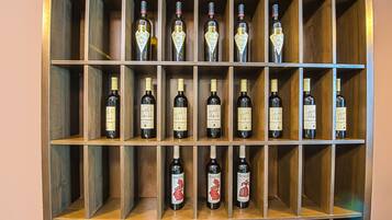 Uma estante de madeira para vinhos com várias garrafas.