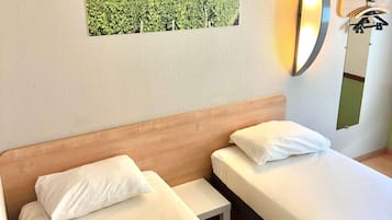 Quarto Twin, 2 camas individuais | Secretária, secretária adequada para computadores portáteis