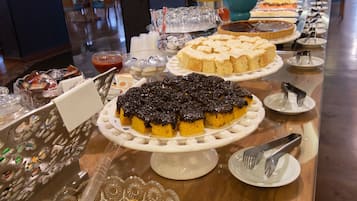 Café da manhã com buffet grátis todos os dias
