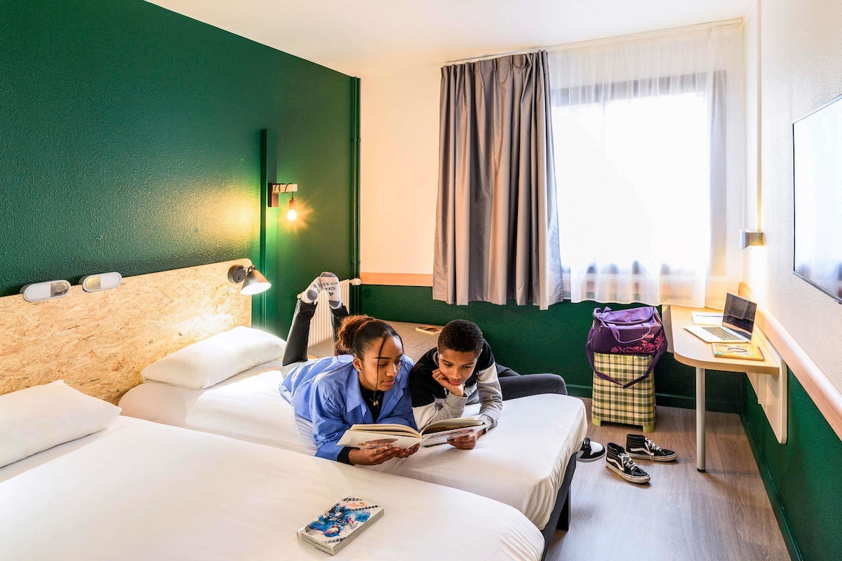 Quarto clássico, 2 camas de solteiro | Roupas de cama antialérgicas, escrivaninha, cortinas blackout