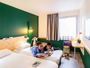 Quarto clássico, 2 camas de solteiro | Roupas de cama antialérgicas, escrivaninha, cortinas blackout