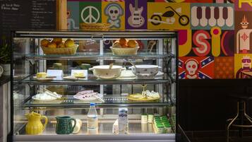 Pequeno-almoço tipo buffet diário mediante uma taxa