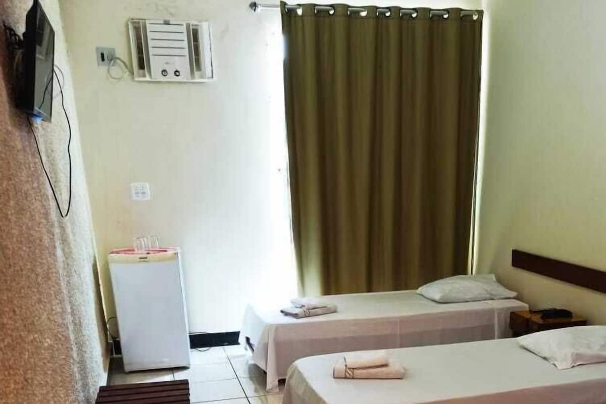 Quarto Triplo | Minibar, cortinas/cortinados opacos, ferro/tábua de engomar 