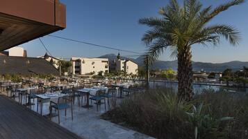 6 restaurantes, pequenos-almoços servidos, cozinha asiática