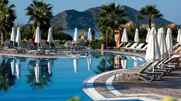 Piscina interior, piscina exterior, da(s) 8:00 à(s) 19:00, guarda-sóis