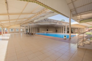 Piscina exterior, espreguiçadeiras 