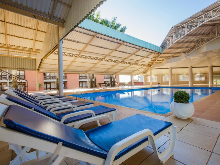 Piscina exterior, espreguiçadeiras