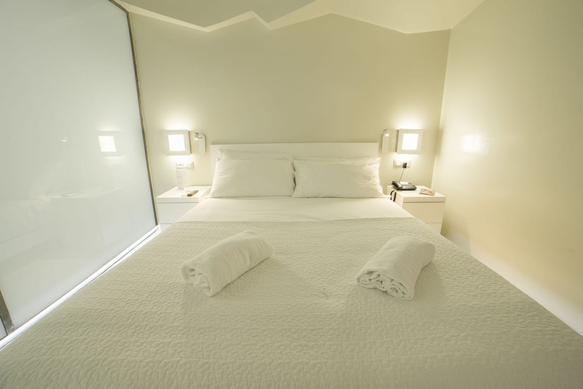 Quarto solteiro | Cofres nos quartos, escrivaninha, cortinas blackout