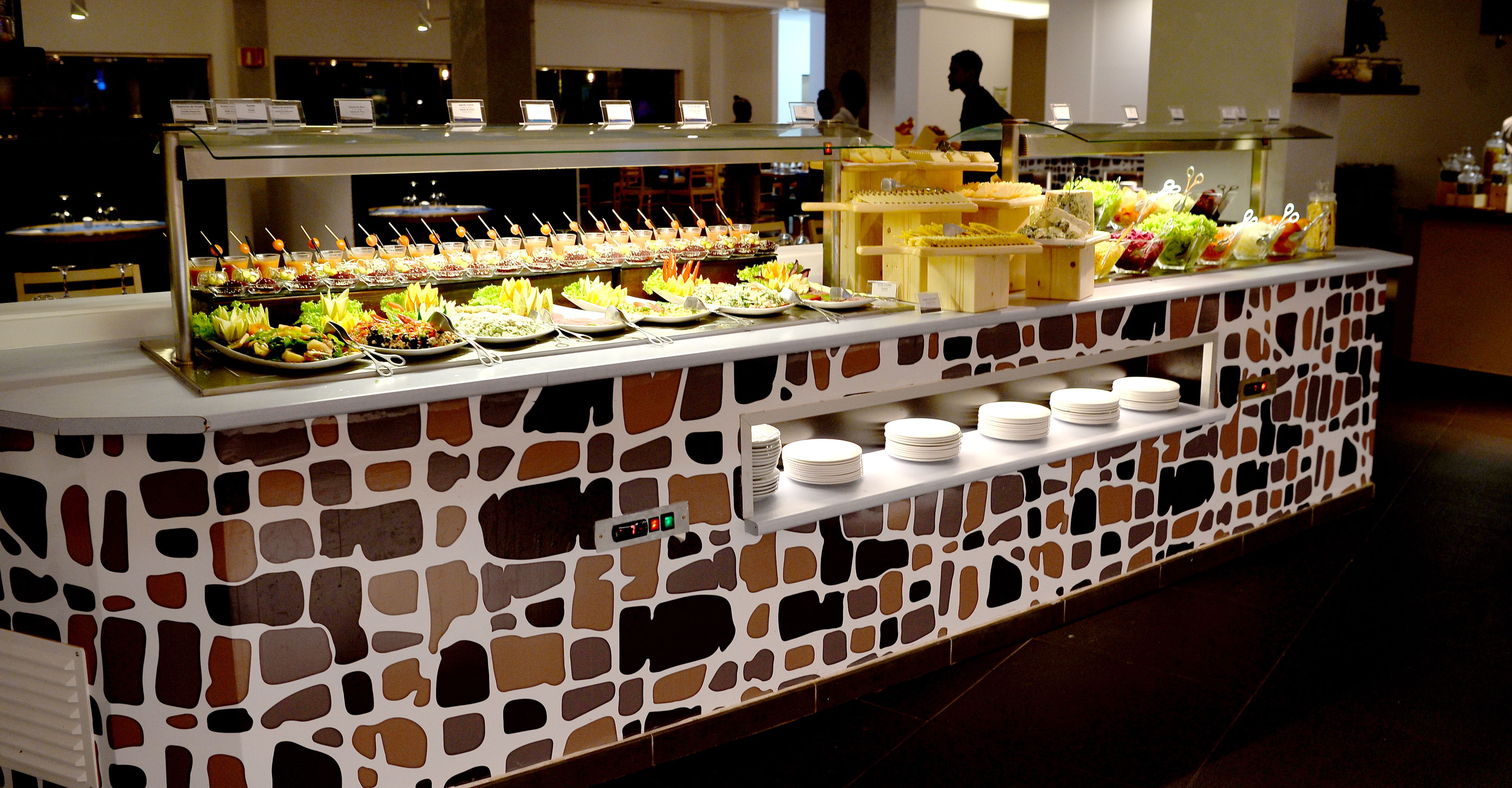 Buffet com diversas opções de comida e um painel de controle.