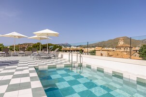 Piscina externa sazonal, guarda-sóis, espreguiçadeiras