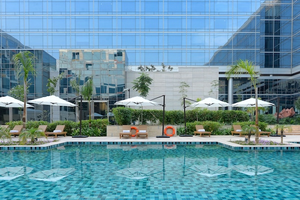 Piscina externa, guarda-sóis, espreguiçadeiras