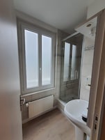 Quarto Duplo Standard | Casa de banho | Artigos de higiene pessoal grátis, um secador de cabelo