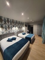 Quarto | Escrivaninha, Wi-Fi de cortesia, roupa de cama