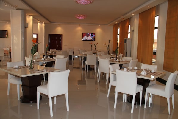 Pequenos-almoços, almoços, jantares servidos, cozinha internacional