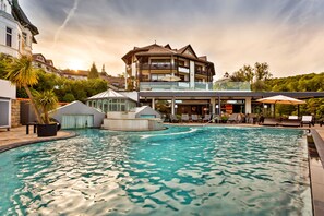 Piscina interna, piscina externa, espreguiçadeiras