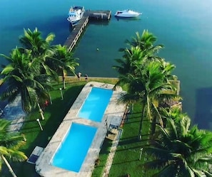 Piscina exterior, espreguiçadeiras 