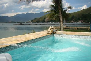 Piscina exterior, espreguiçadeiras 