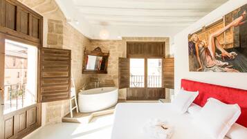 Quarto casal exclusivo (Bath) | Edredons de pluma, camas com colchões pillow-top, frigobar