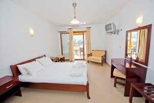 Secretária, roupa de cama fornecida 