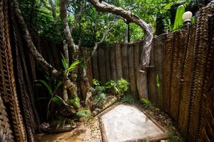 Quarto Quádruplo Comfort | Casa de banho | Um polibã, toalhas fornecidas 