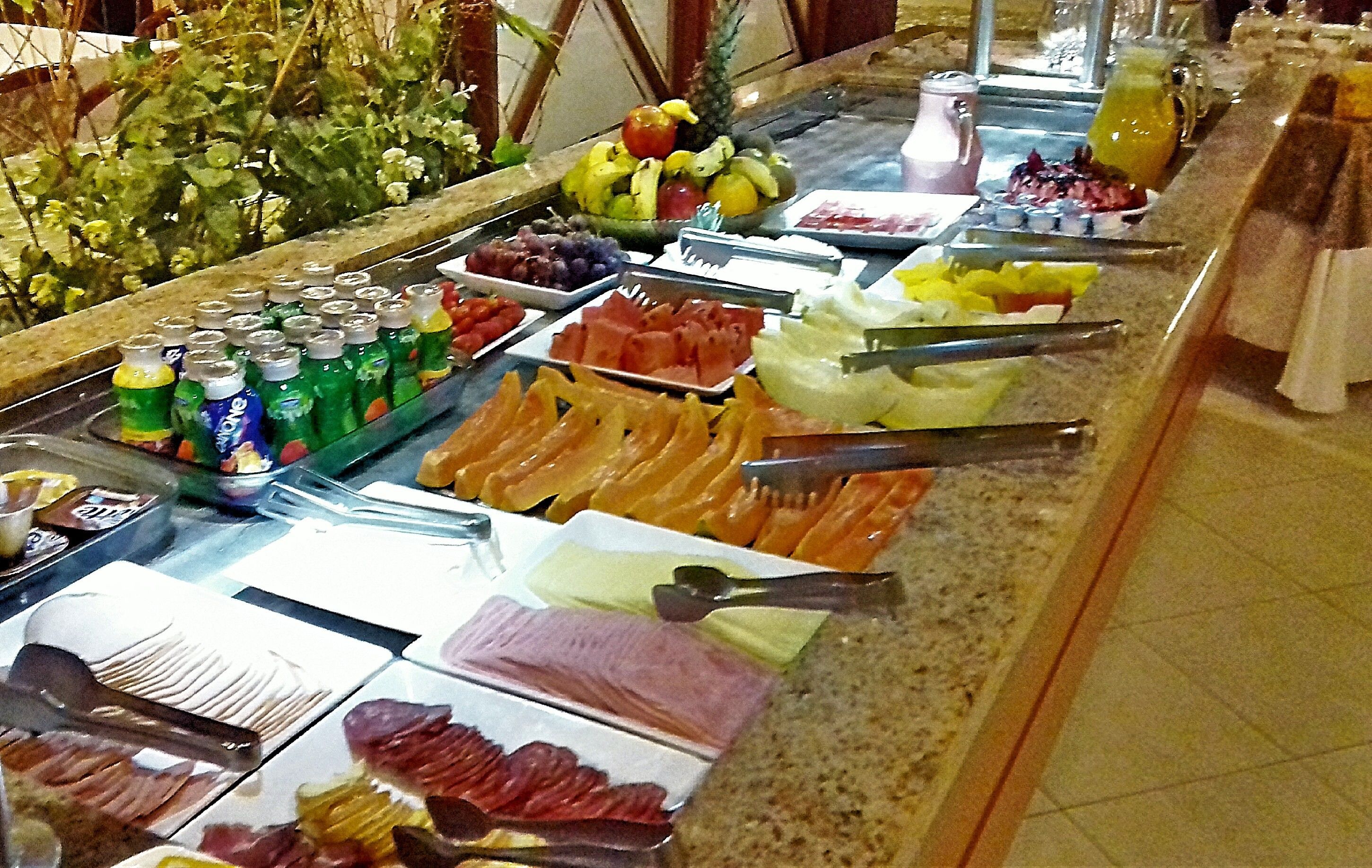 Café da manhã com buffet grátis nos fins de semana