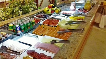 Café da manhã com buffet grátis nos fins de semana