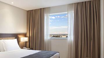 Minibar, cofre no quarto