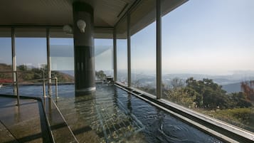 Banheira de hidromassagem interior