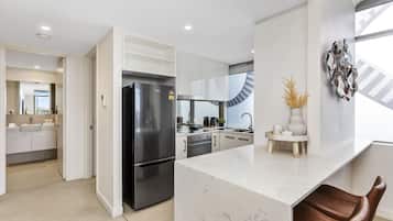 Apartamento Deluxe, 1 quarto | Cozinha privada | Um micro-ondas, uma cafeteira/bule, uma torradeira