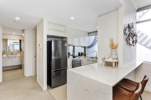 Apartamento Deluxe, 1 quarto | Cozinha privada | Um micro-ondas, uma cafeteira/bule, uma torradeira