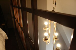 Uma janela com moldura de madeira e um acessório de iluminação.