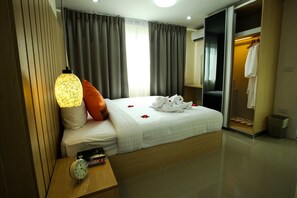 Cofres nos quartos, escrivaninha, cortinas blackout, Wi-Fi de cortesia