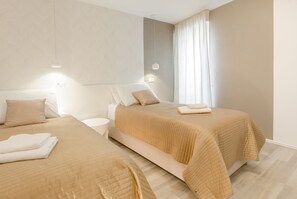 Quarto Duplo | Roupa de alta qualidade, cofre no quarto, secretária