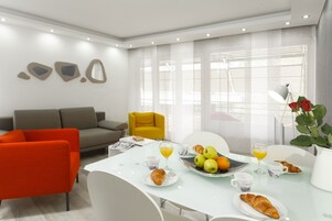 Apartamento, 2 quartos, varanda | Sala de estar