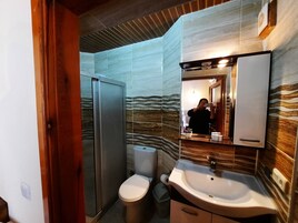 Quarto Duplo de Luxo, 1 quarto | Casa de banho | Um polibã e uma banheira separados, artigos de higiene pessoal grátis 