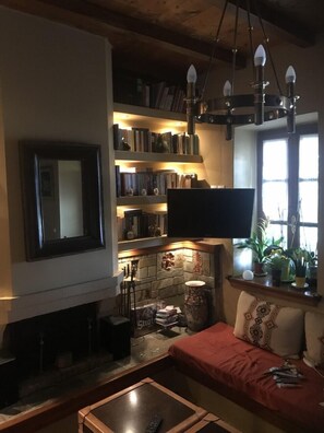 Suíte estúdio tradicional, lareira, vista para o mar (Maisonette) | Área de estar