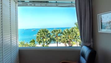 Family Suite Sea View | Cofre no quarto, secretária