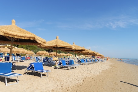 Uma praia privada nas proximidades, espreguiçadeiras . Hotel Cerrano