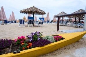 Uma praia privada nas proximidades, espreguiçadeiras 