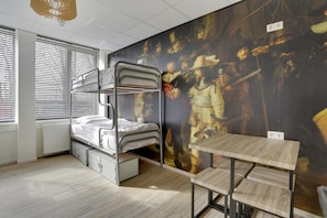 1 Bunk Bed for 2 people in Mixed Shared Dormitory | Cofres nos quartos, individualmente decorados
