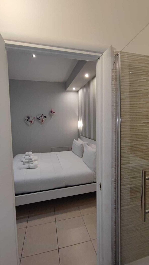 Quarto Comfort | 1 quarto, roupa de alta qualidade, minibar, secretária 