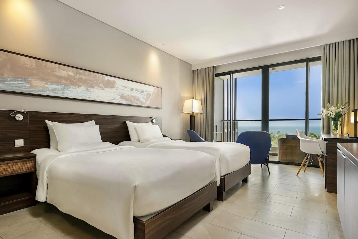 Quarto duplo superior, 2 camas de solteiro, vista para o oceano | Frigobar, cofres nos quartos, individualmente decorados