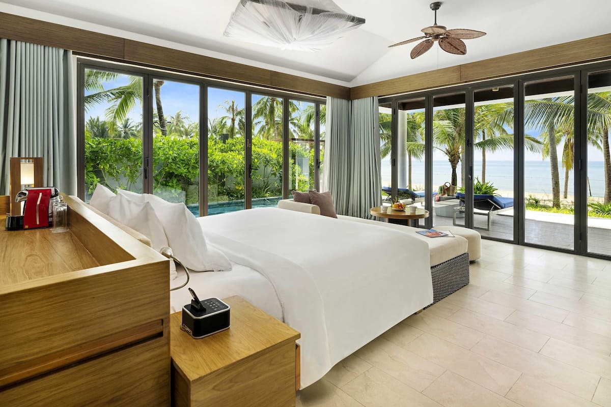 Bungalow Deluxe, 1 cama king-size, piscina privativa, em frente à praia | 1 quarto, minibar, cofre no quarto, com decoração personalizada