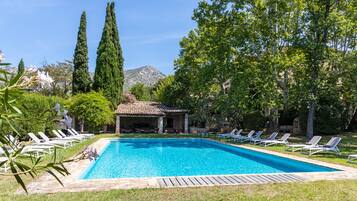 Piscina exterior sazonal, da(s) 9:00 à(s) 19:00, guarda-sóis