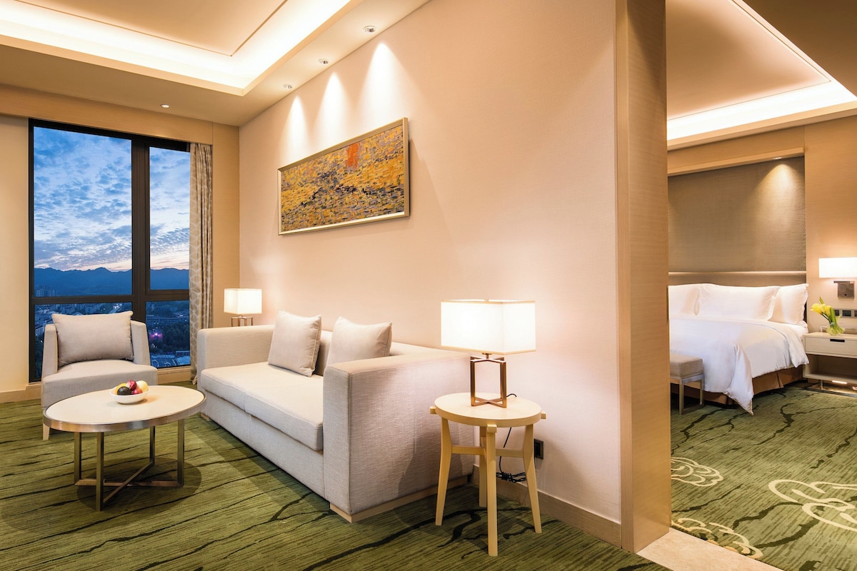 Suite, Vista para a cidade | Roupa de alta qualidade, minibar, cofre no quarto, secretária 