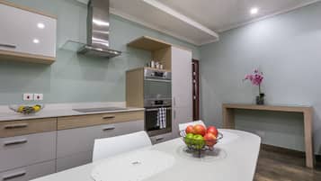 Suite | Cozinha privada | Um frigorífico/congelador grande, um micro-ondas, uma placa de cozinha