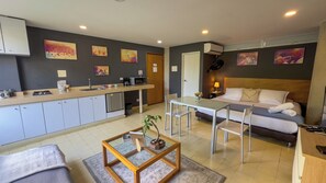 Quarto Standard | Roupa de alta qualidade, minibar, cofre no quarto 