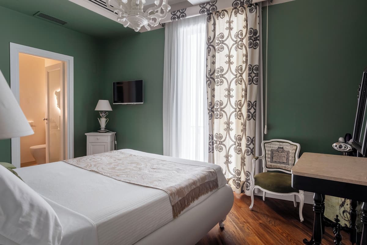 Quarto Superior, 1 cama de casal | Roupa de alta qualidade, minibar, cofre no quarto, secretária
