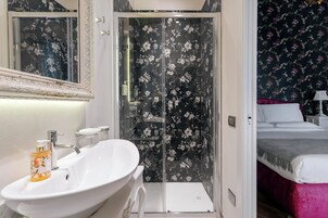 Quarto Duplo Standard, 1 cama de casal | Casa de banho | Um polibã, artigos de higiene pessoal grátis, um secador de cabelo 